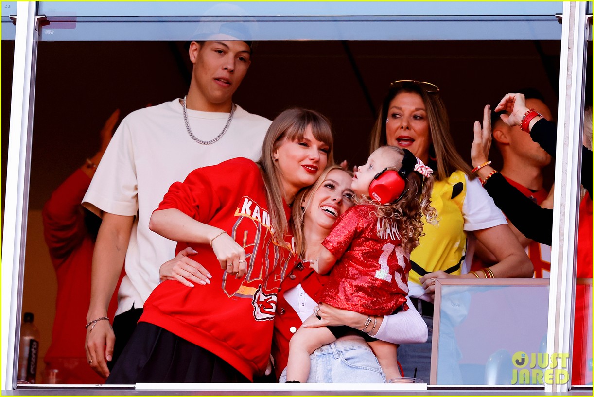 Taylor Swift & Brittany Mahomes Celebrate Chiefs Touchdown With Secret ...