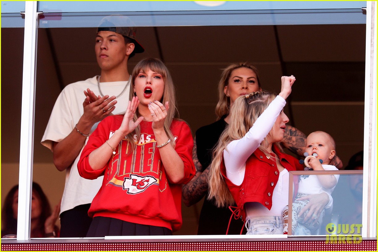 Taylor Swift & Brittany Mahomes Celebrate Chiefs Touchdown With Secret ...