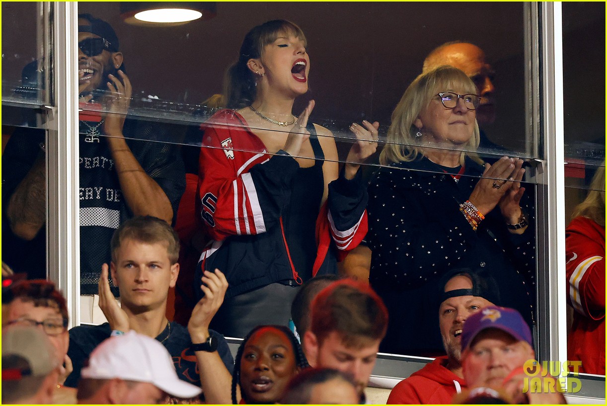 Inside Taylor Swift's Suite at Chiefs Game: Who's Sitting With Her at ...