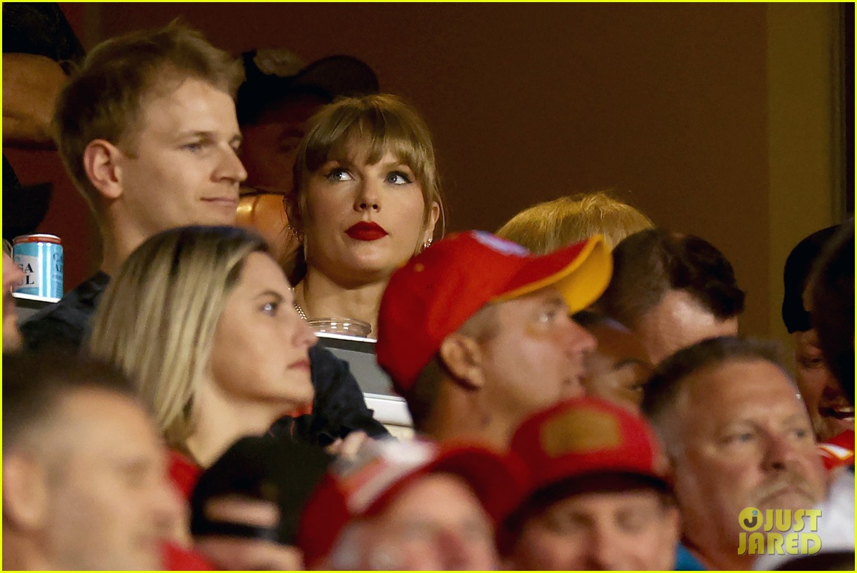Inside Taylor Swift's Suite at Chiefs Game: Who's Sitting With Her at ...