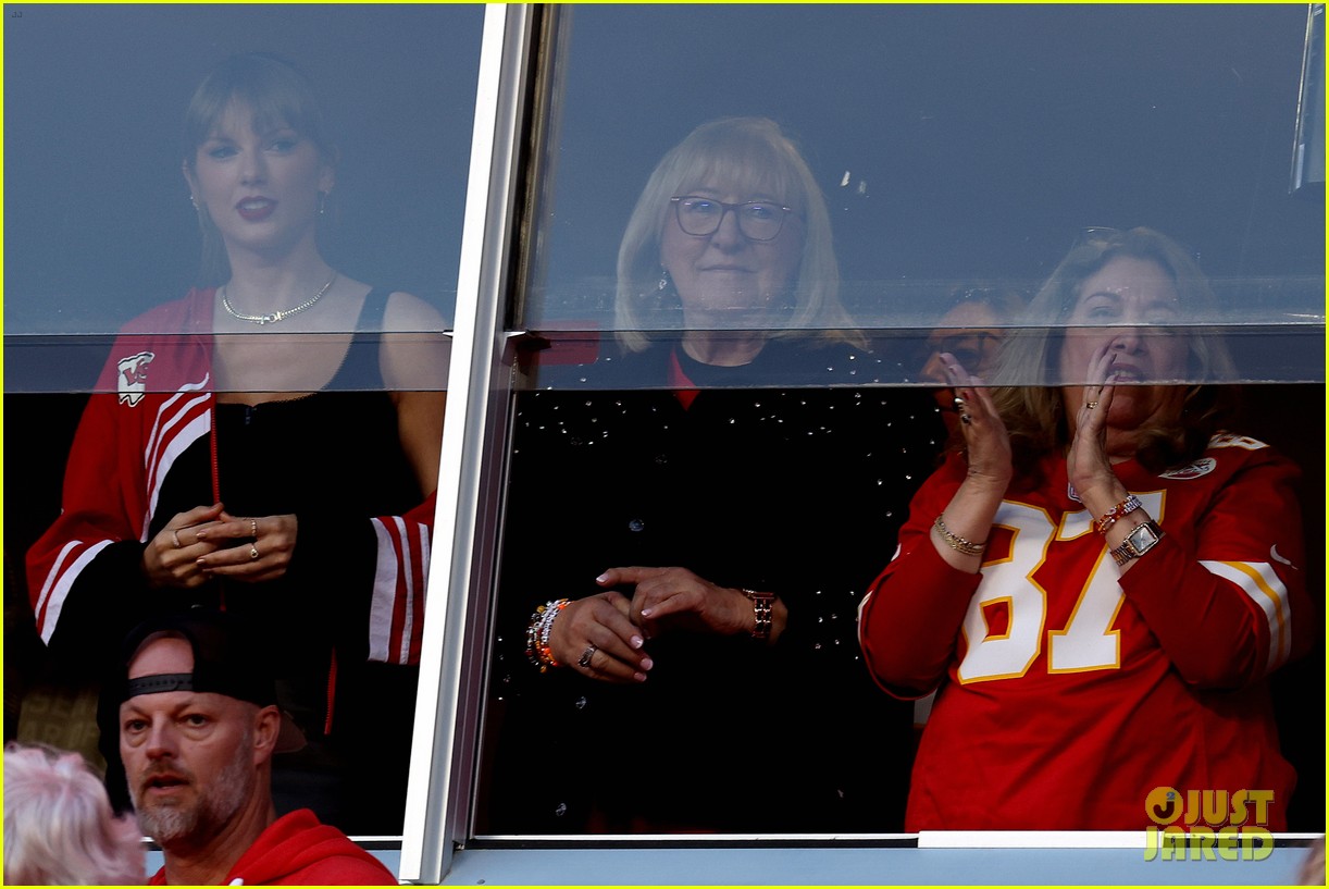 Inside Taylor Swift's Suite at Chiefs Game: Who's Sitting With Her at Thursday Night Football ...