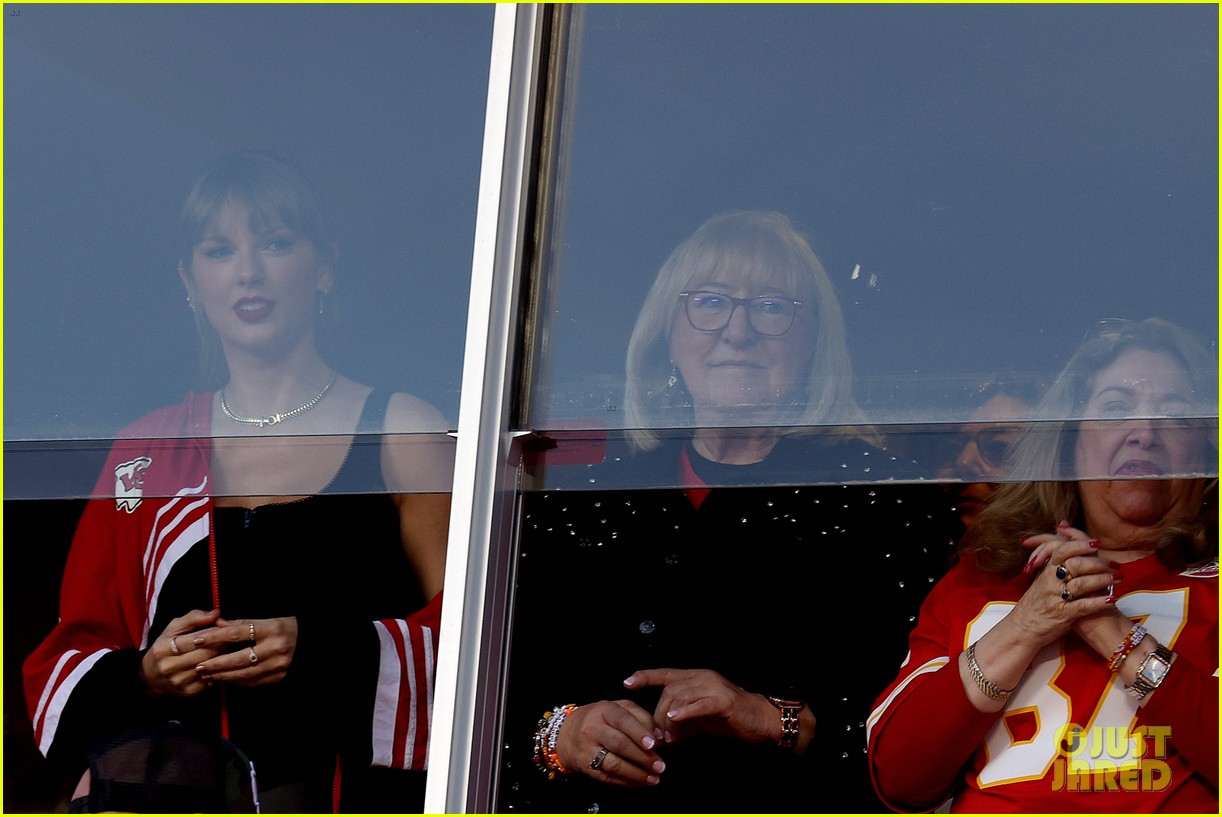 Inside Taylor Swift's Suite at Chiefs Game: Who's Sitting With Her at ...