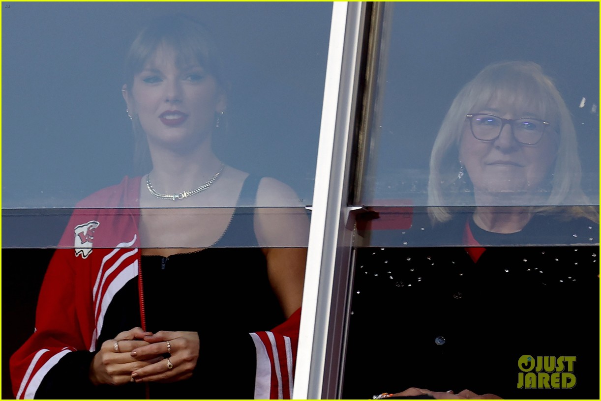 Inside Taylor Swift's Suite at Chiefs Game: Who's Sitting With Her at ...