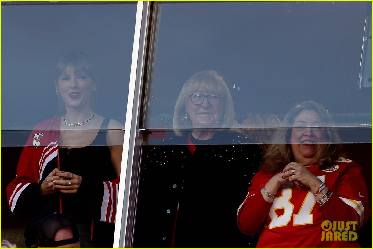 Inside Taylor Swift's Suite at Chiefs Game: Who's Sitting With Her at ...
