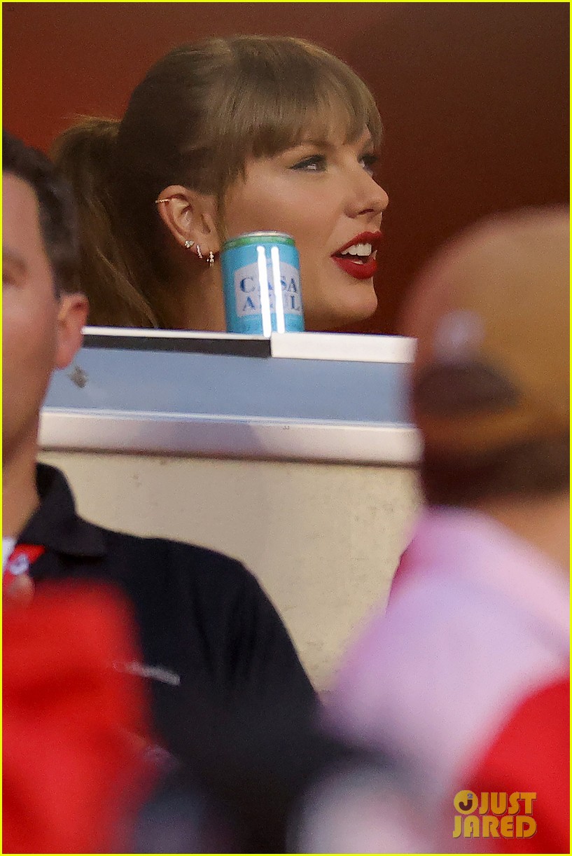 Inside Taylor Swift's Suite at Chiefs Game: Who's Sitting With Her at ...