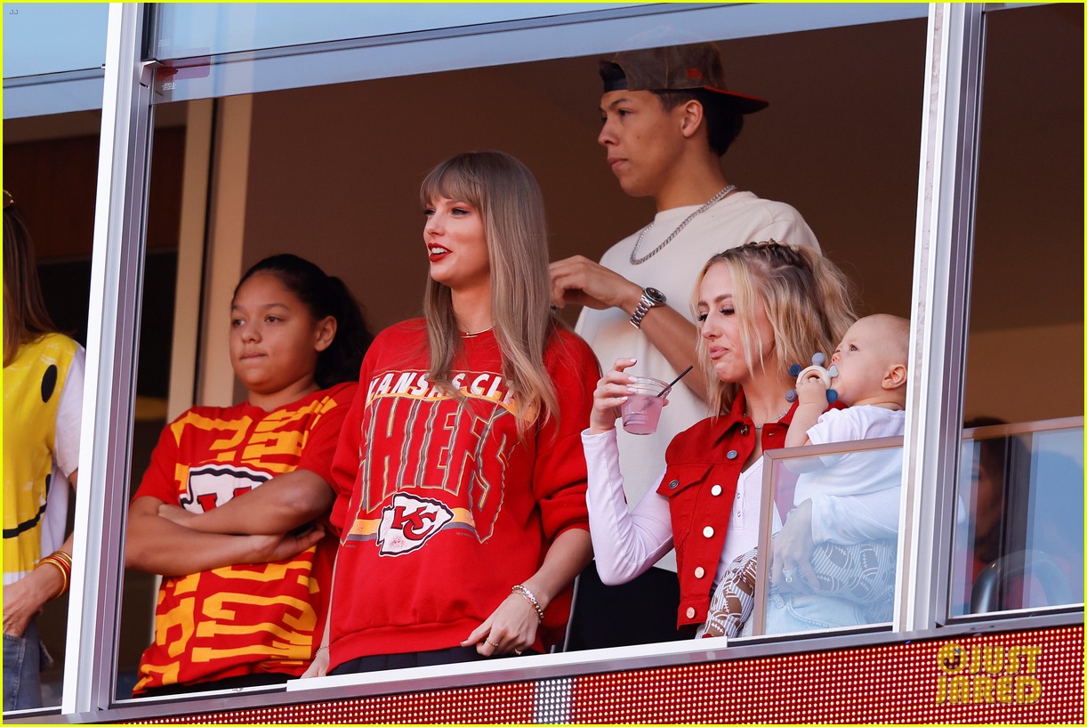 Inside Taylor Swift's NFL Suite at Chiefs-Chargers Game: Who's Sitting With Her at Sunday's ...