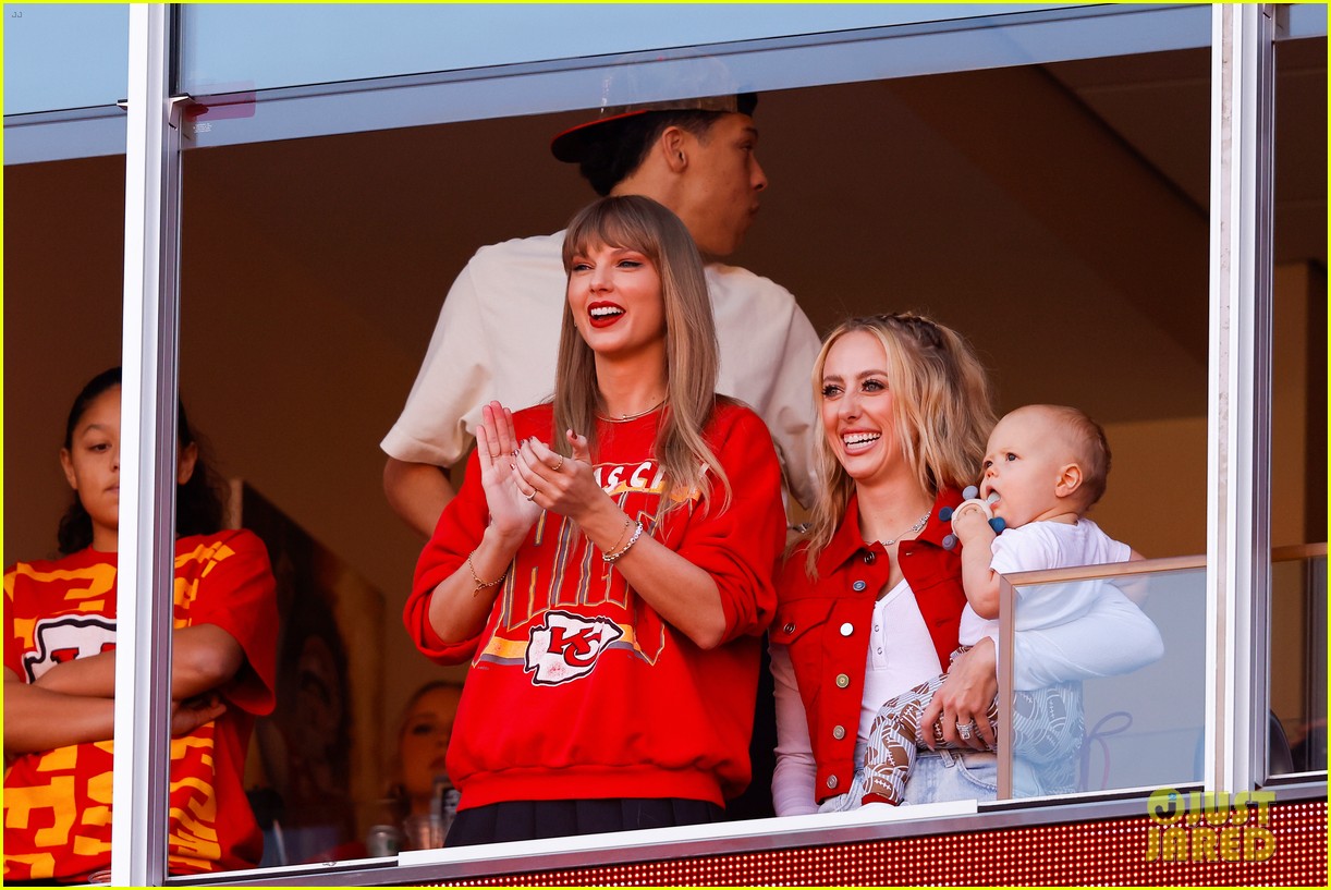 Inside Taylor Swift's NFL Suite at Chiefs-Chargers Game: Who's Sitting ...