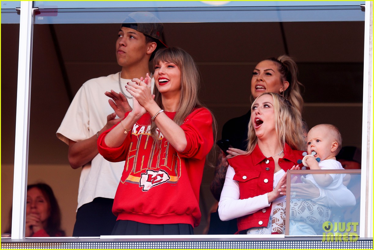 Inside Taylor Swift's NFL Suite at Chiefs-Chargers Game: Who's Sitting With Her at Sunday's ...