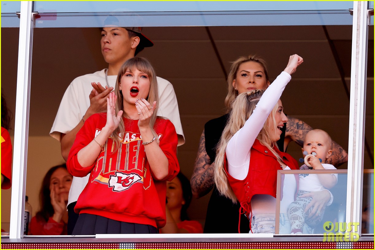 Inside Taylor Swift's NFL Suite at Chiefs-Chargers Game: Who's Sitting With Her at Sunday's ...
