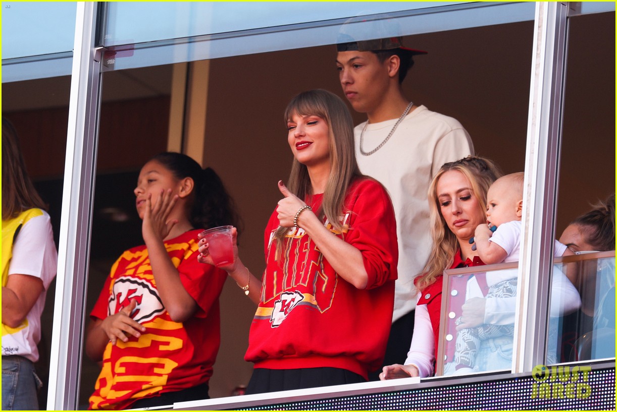 Inside Taylor Swift's NFL Suite at Chiefs-Chargers Game: Who's Sitting With Her at Sunday's ...