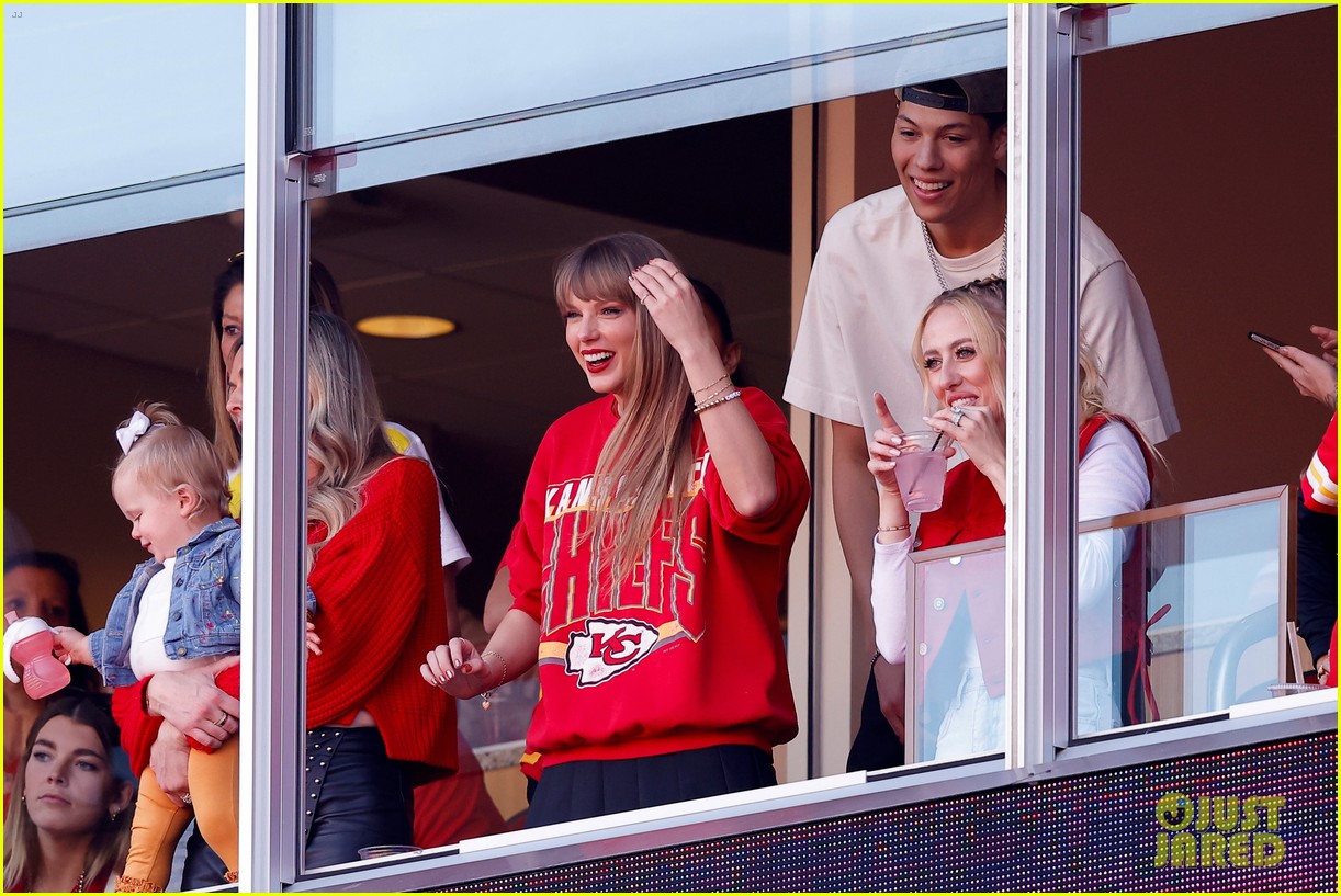 Inside Taylor Swift's NFL Suite at Chiefs-Chargers Game: Who's Sitting With Her at Sunday's ...