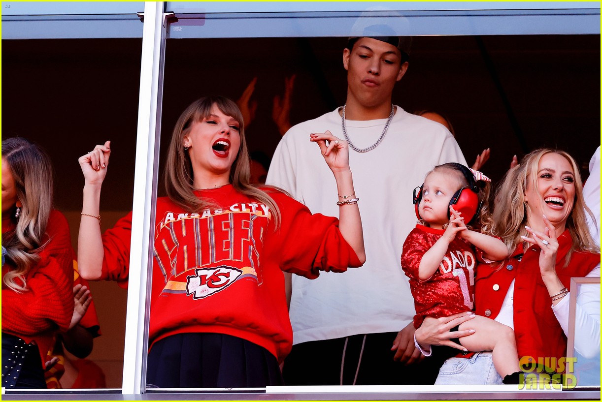Inside Taylor Swift's NFL Suite at Chiefs-Chargers Game: Who's Sitting With Her at Sunday's ...