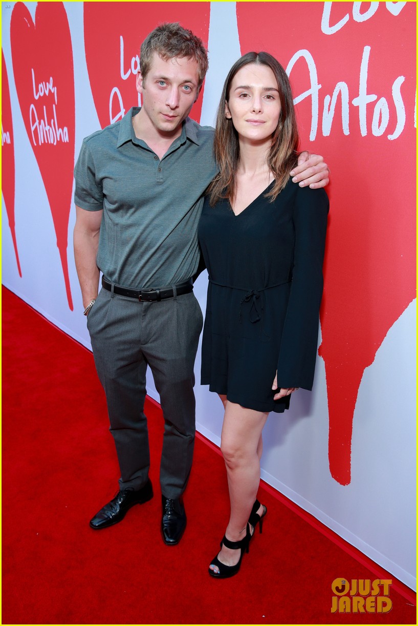 Jeremy Allen White Agrees to Alcohol Testing & Other Rules in Custody ...