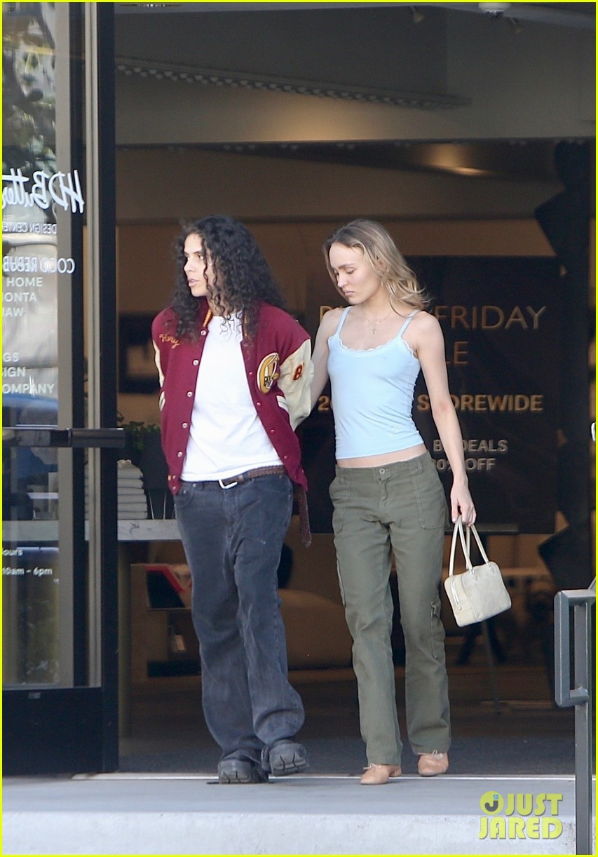 Lily-Rose Depp & Girlfriend 070 Shake Hold Hands While Furniture ...