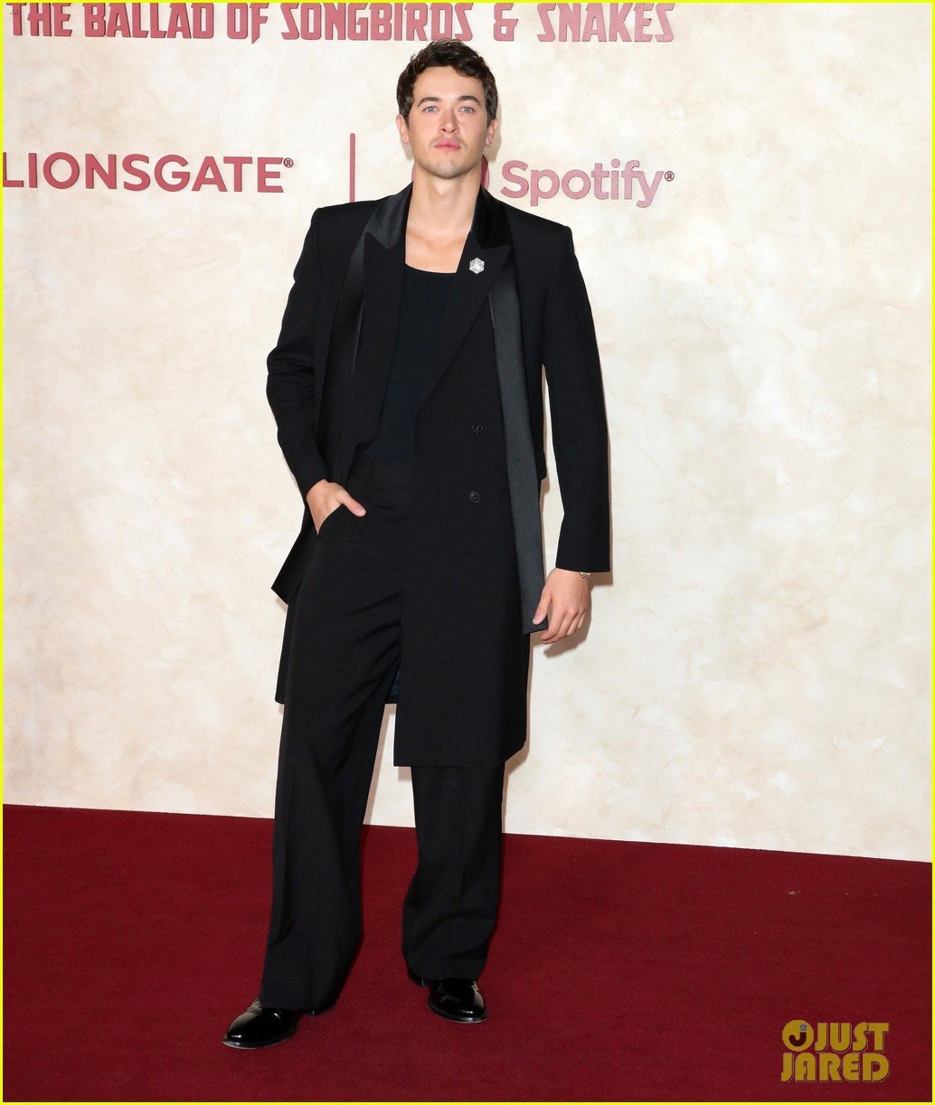 'Hunger Games' Actor Tom Blyth Walks Red Carpet in a Tank Top at ...