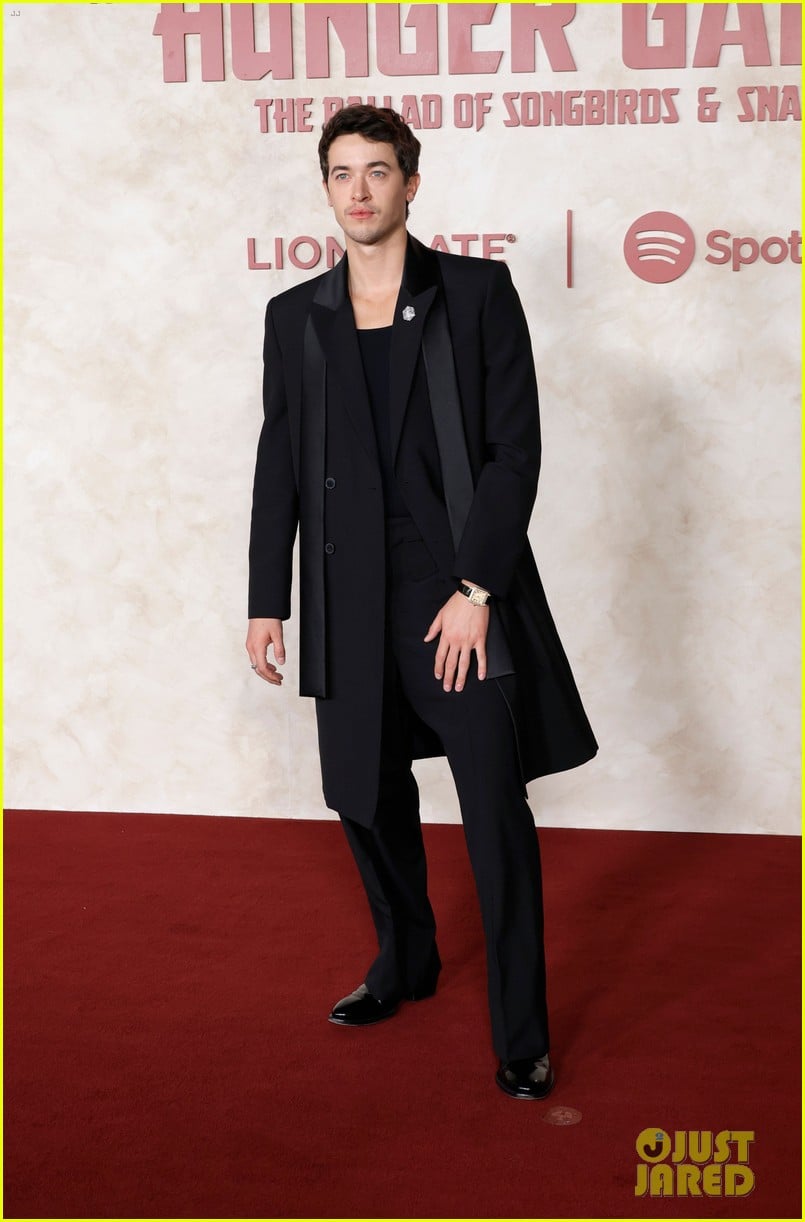 'Hunger Games' Actor Tom Blyth Walks Red Carpet in a Tank Top at ...