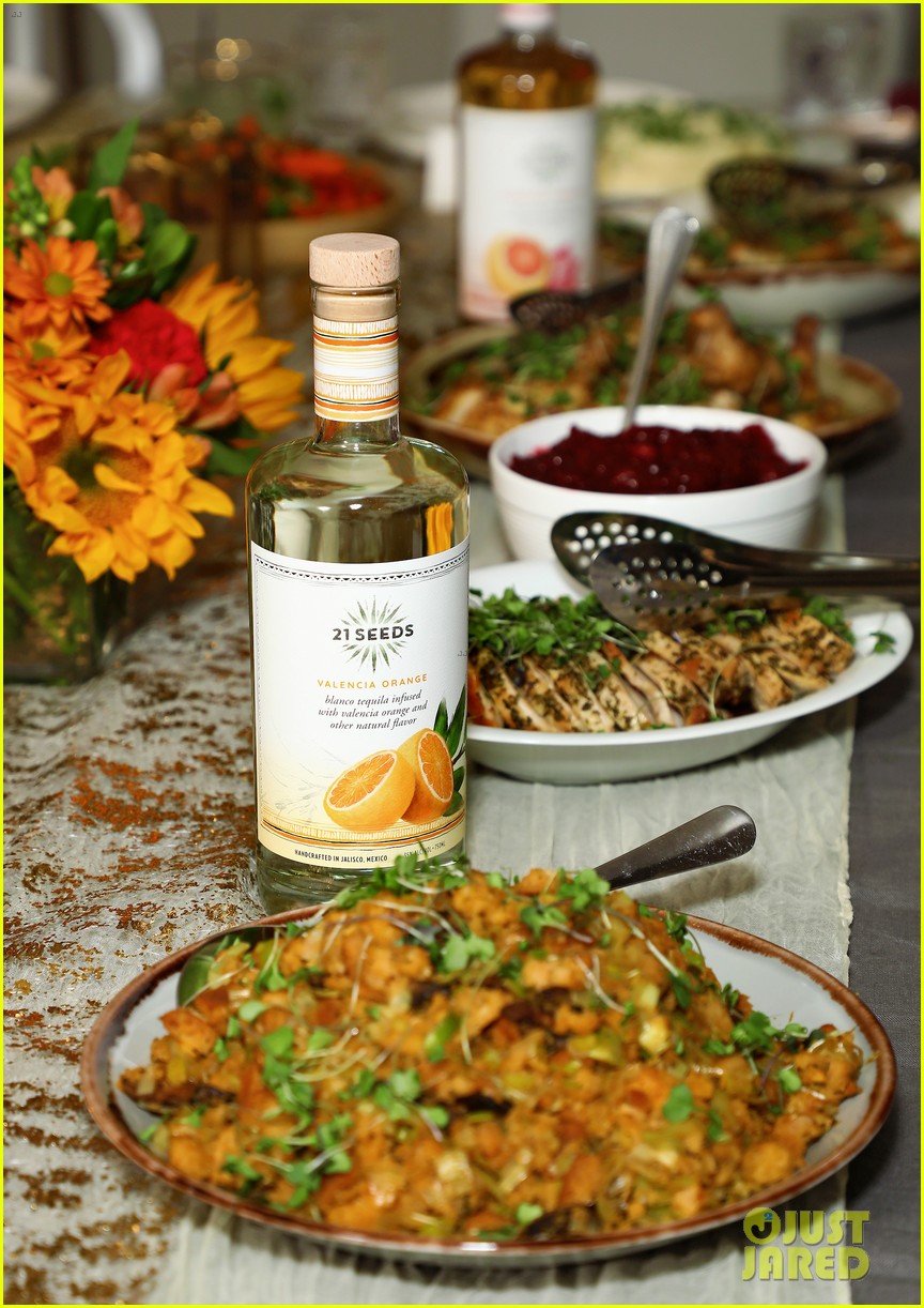 Chrishell Stause Hosts Intimate Friendsgiving Dinner with Only 4 ...