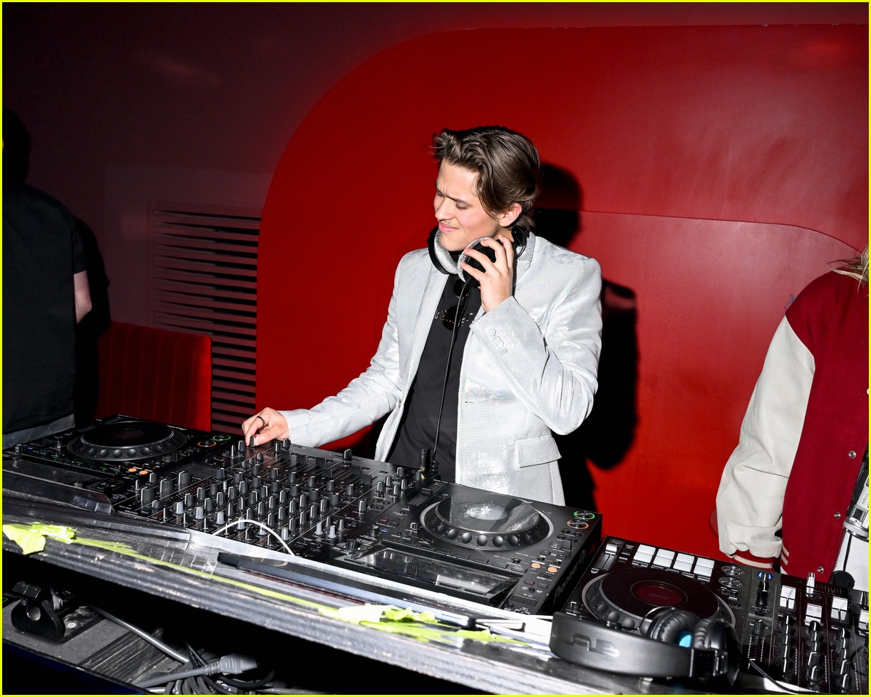 Reese Witherspoon's Son Deacon Phillippe Talks His Style Choices While ...