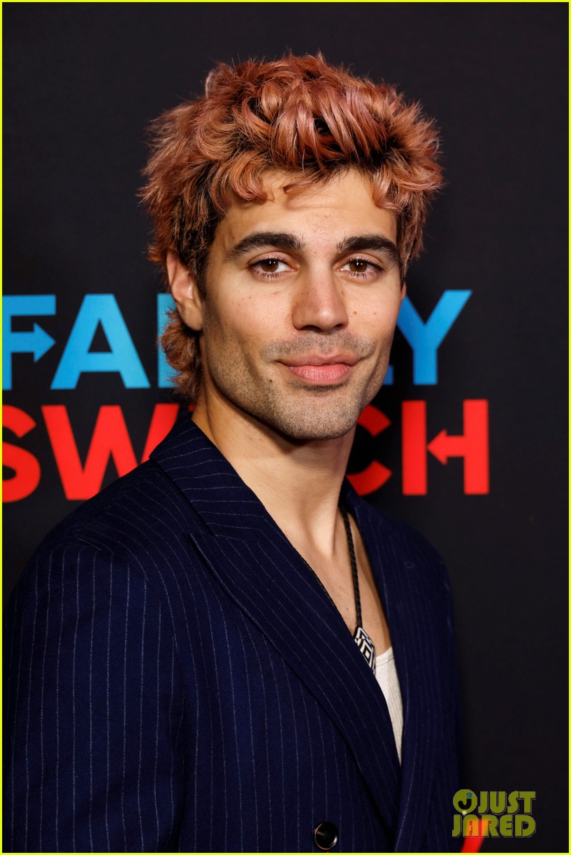 Jennifer Garner & Ed Helms Pose With Their Onscreen Kids at 'Family ...