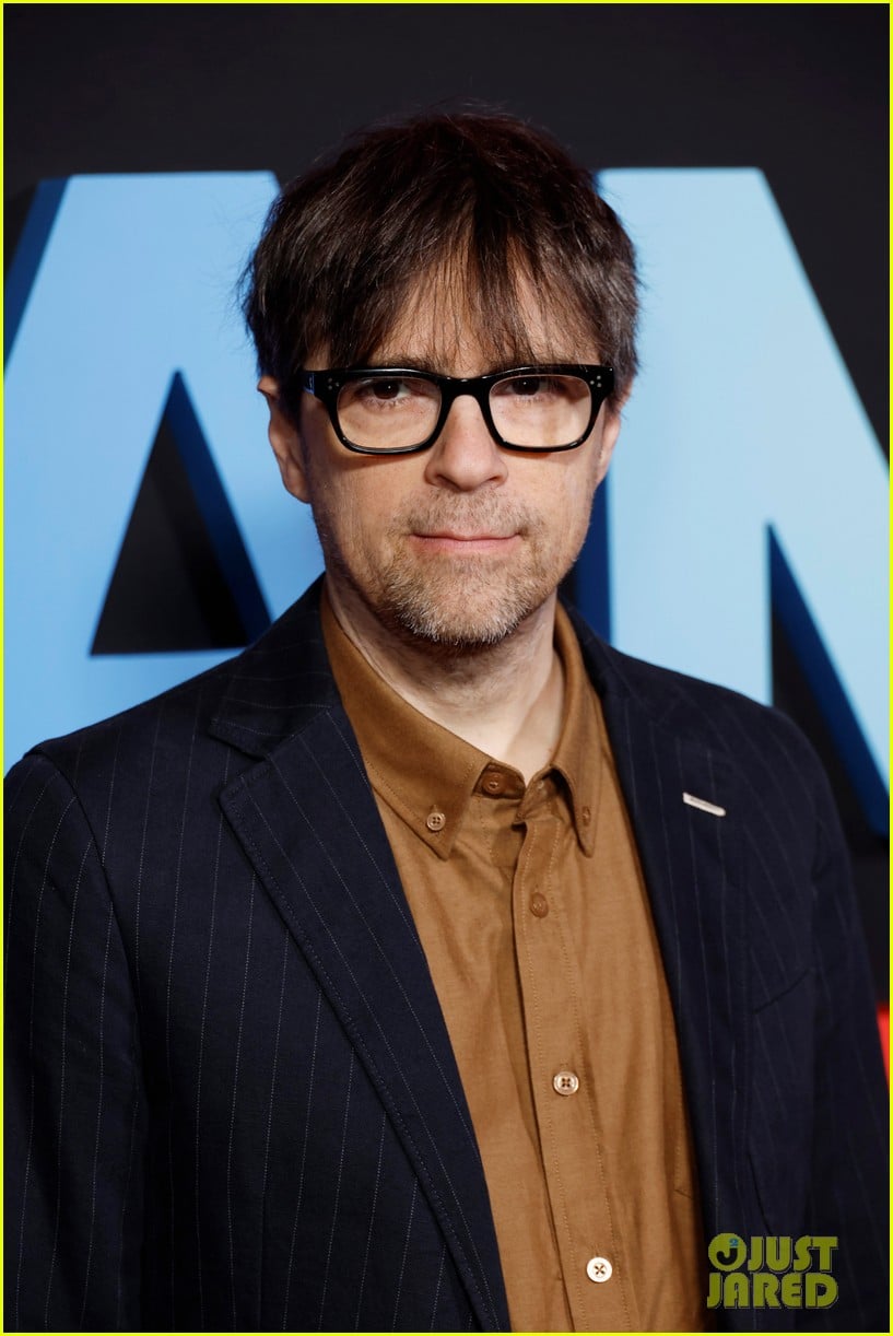 Jennifer Garner & Ed Helms Pose With Their Onscreen Kids at 'Family ...