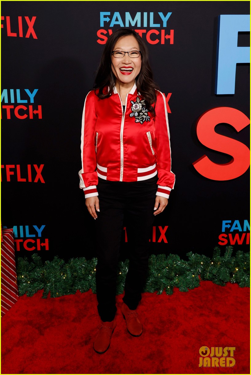 Jennifer Garner & Ed Helms Pose With Their Onscreen Kids at 'Family ...