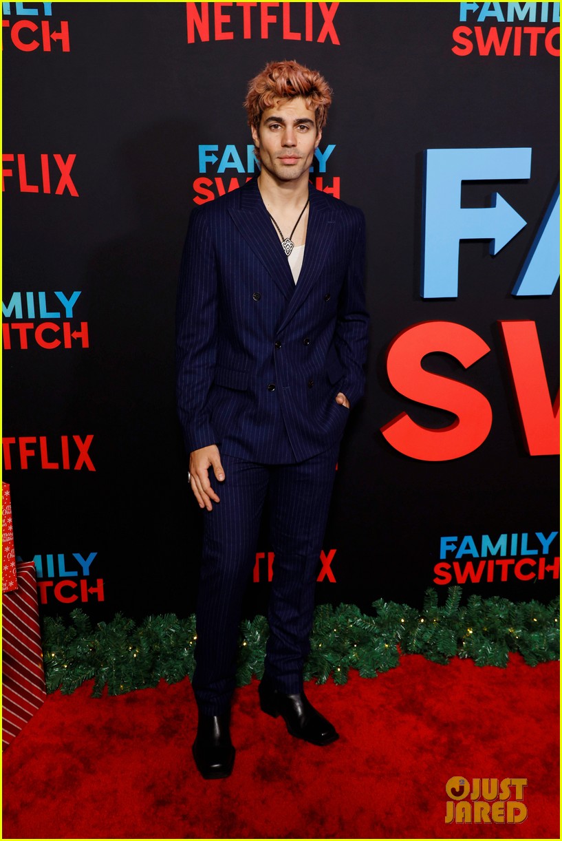 Jennifer Garner & Ed Helms Pose With Their Onscreen Kids at 'Family ...