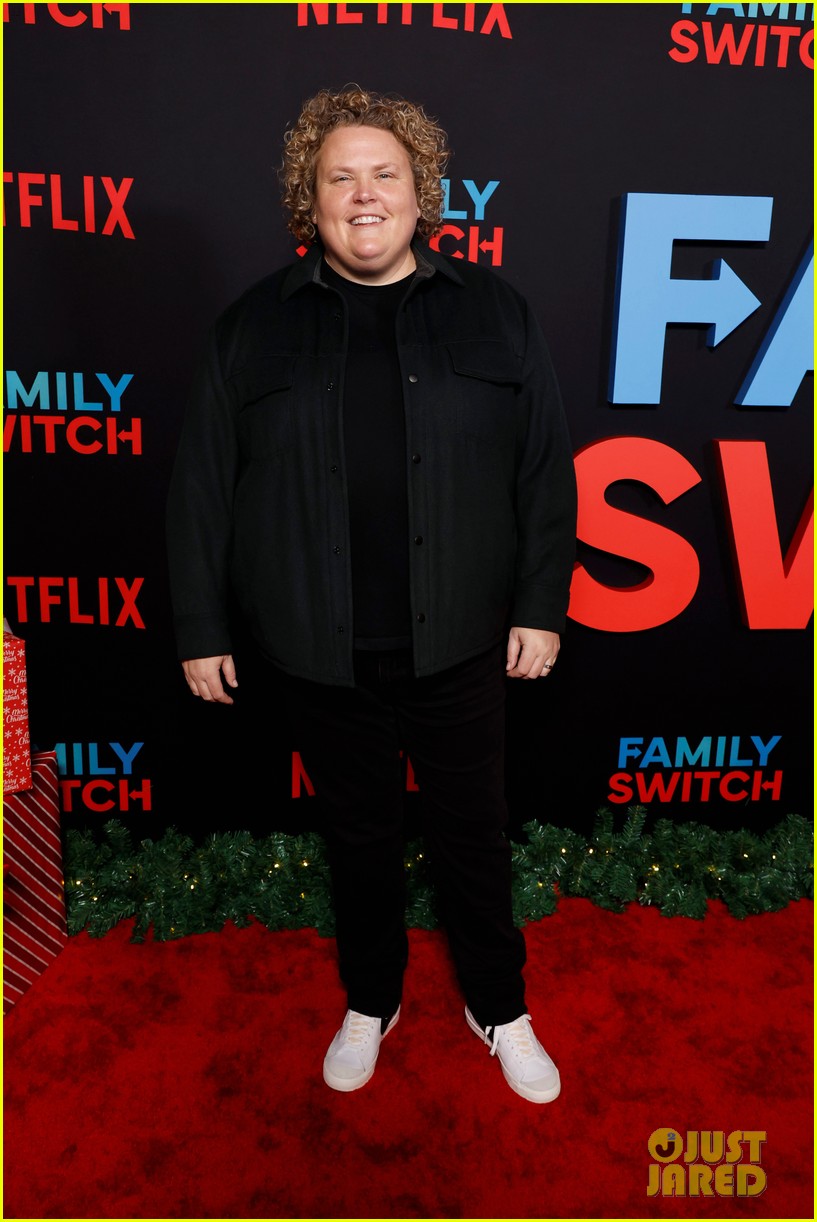 Jennifer Garner & Ed Helms Pose With Their Onscreen Kids at 'Family ...