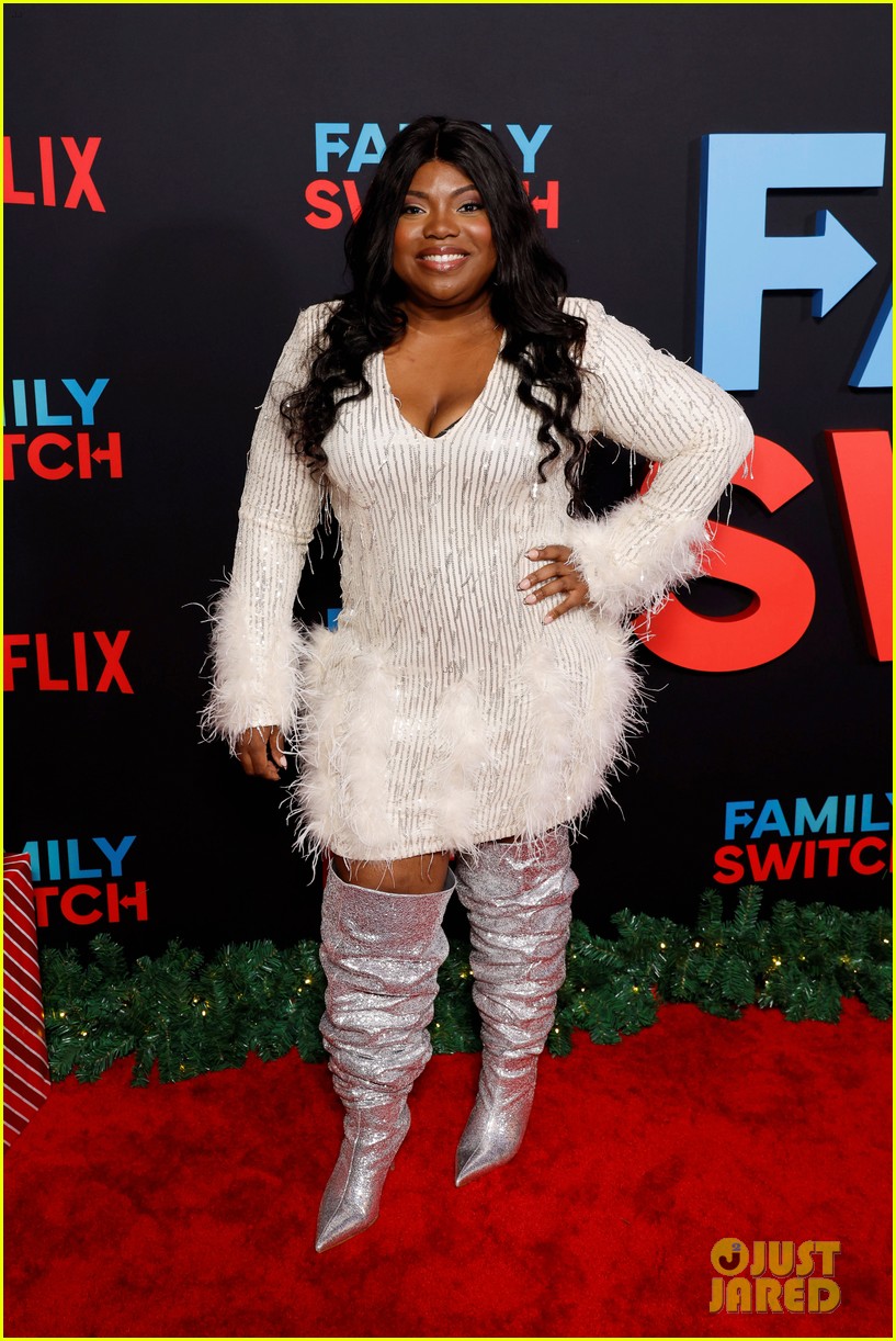 Jennifer Garner & Ed Helms Pose With Their Onscreen Kids at 'Family ...