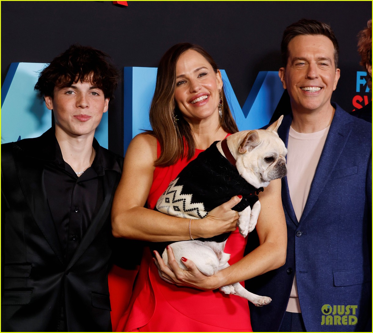 Jennifer Garner & Ed Helms Pose With Their Onscreen Kids at 'Family ...