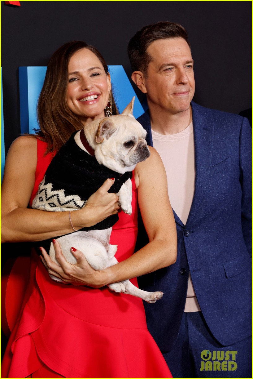 Jennifer Garner & Ed Helms Pose With Their Onscreen Kids at 'Family ...