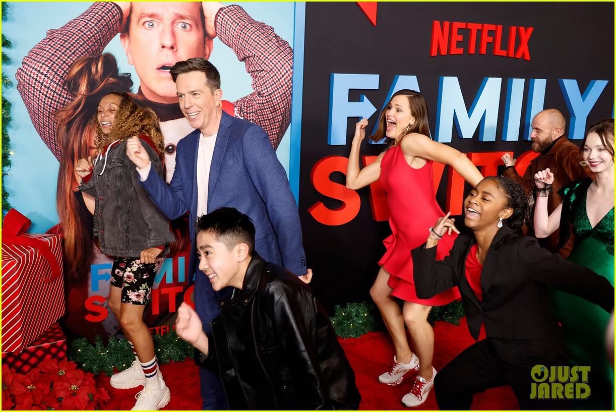 Jennifer Garner & Ed Helms Pose With Their Onscreen Kids at 'Family ...