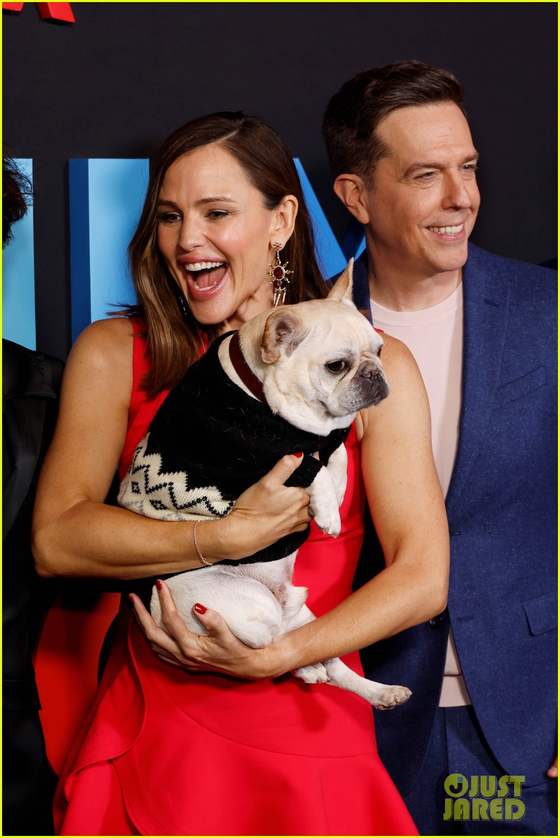 Jennifer Garner & Ed Helms Pose With Their Onscreen Kids at 'Family ...