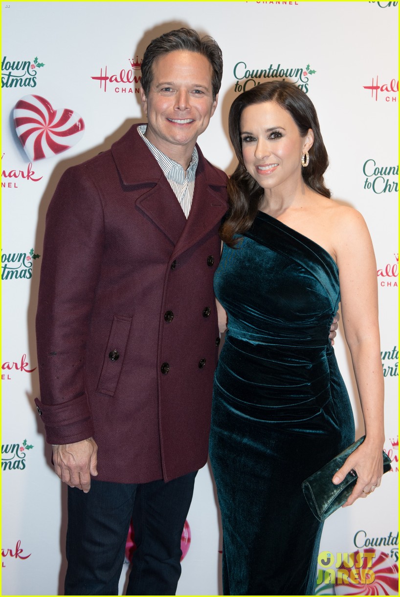 Hallmark Channel Brings Its Actors Together for Star-Studded Countdown ...