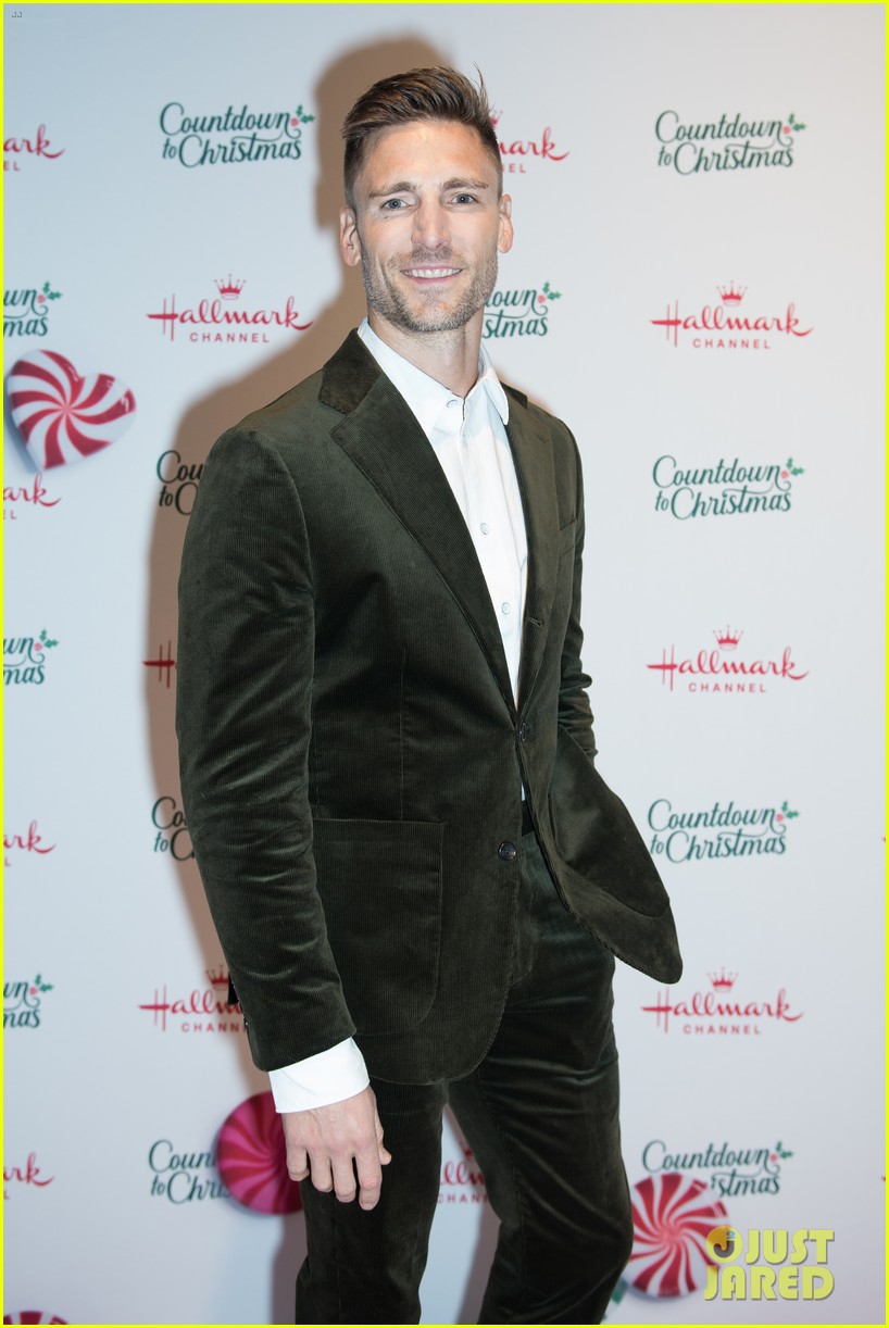 Hallmark Channel Brings Its Actors Together for Star-Studded Countdown ...