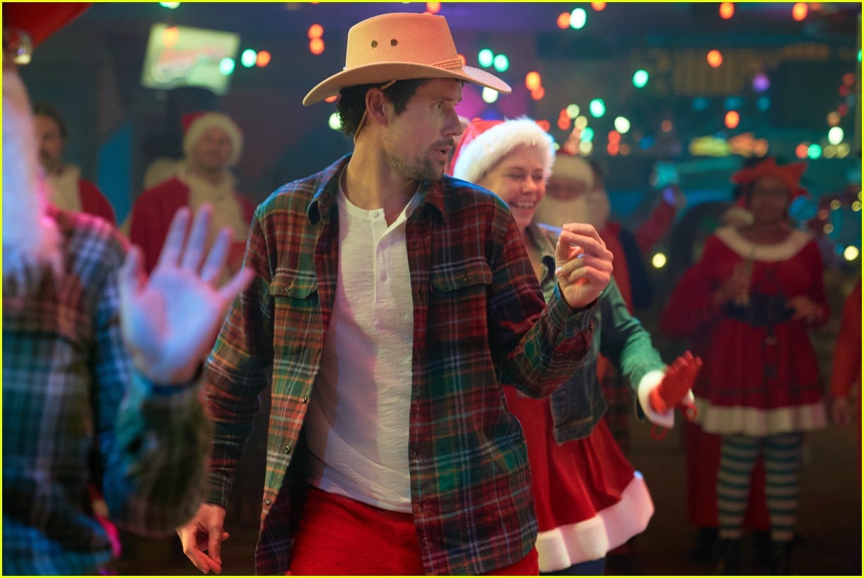 Hallmark Fans Rave About Hunter King's 'The Santa Summit' as Best ...