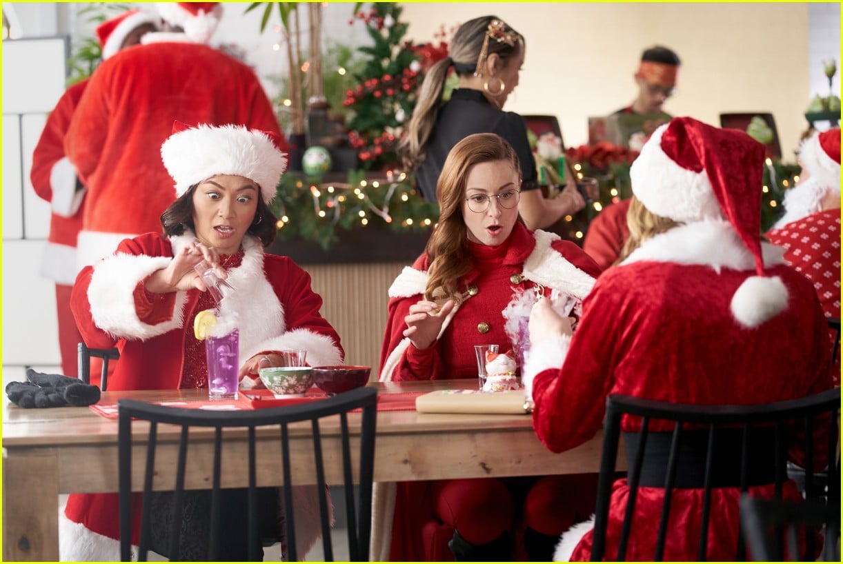 Hallmark Fans Rave About Hunter King's 'The Santa Summit' as Best ...