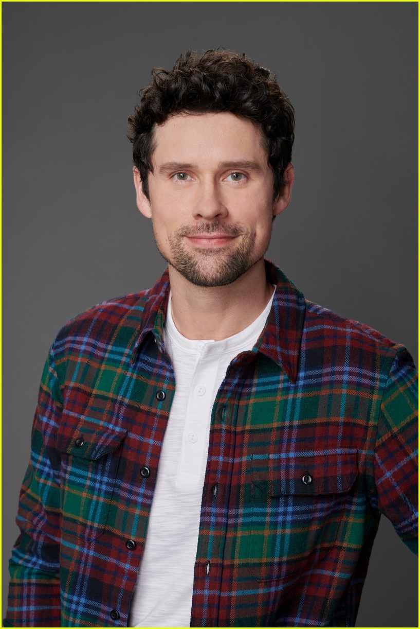 Hallmark Fans Rave About Hunter King's 'The Santa Summit' as Best ...