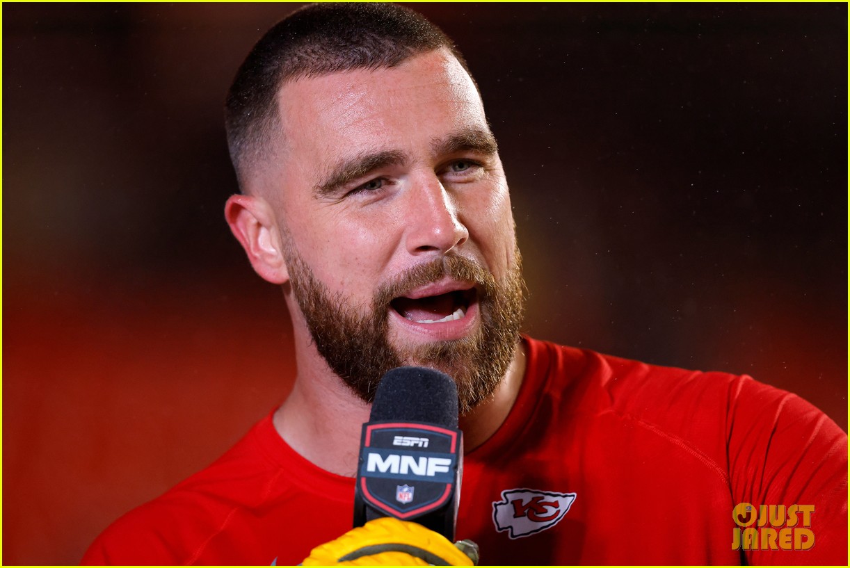 Travis Kelce Suffers First Loss to Brother Jason Kelce in NFL Match-up Between Chiefs & Eagles ...