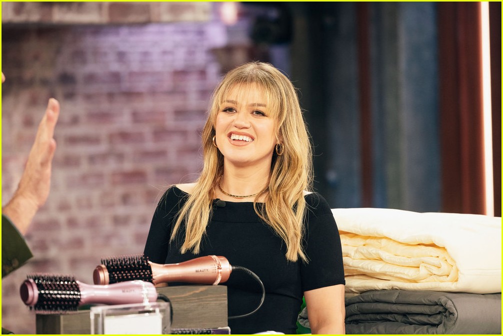 Kelly Clarkson Debuts Dramatic Hair Transformation, Mixes Up Her Look ...