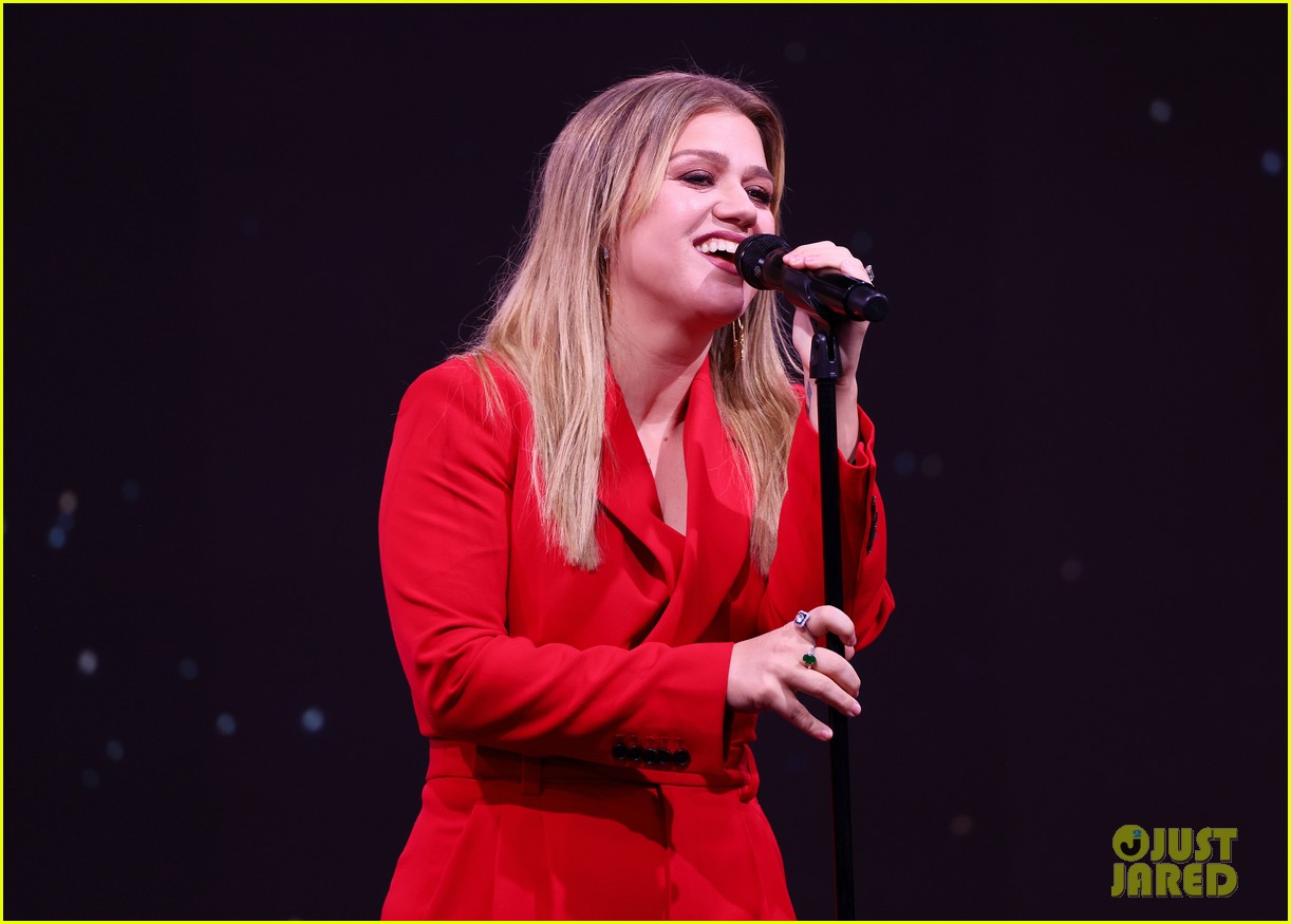 Kelly Clarkson & Maren Morris Heat Things Up in Red-Hot Outfits During ...