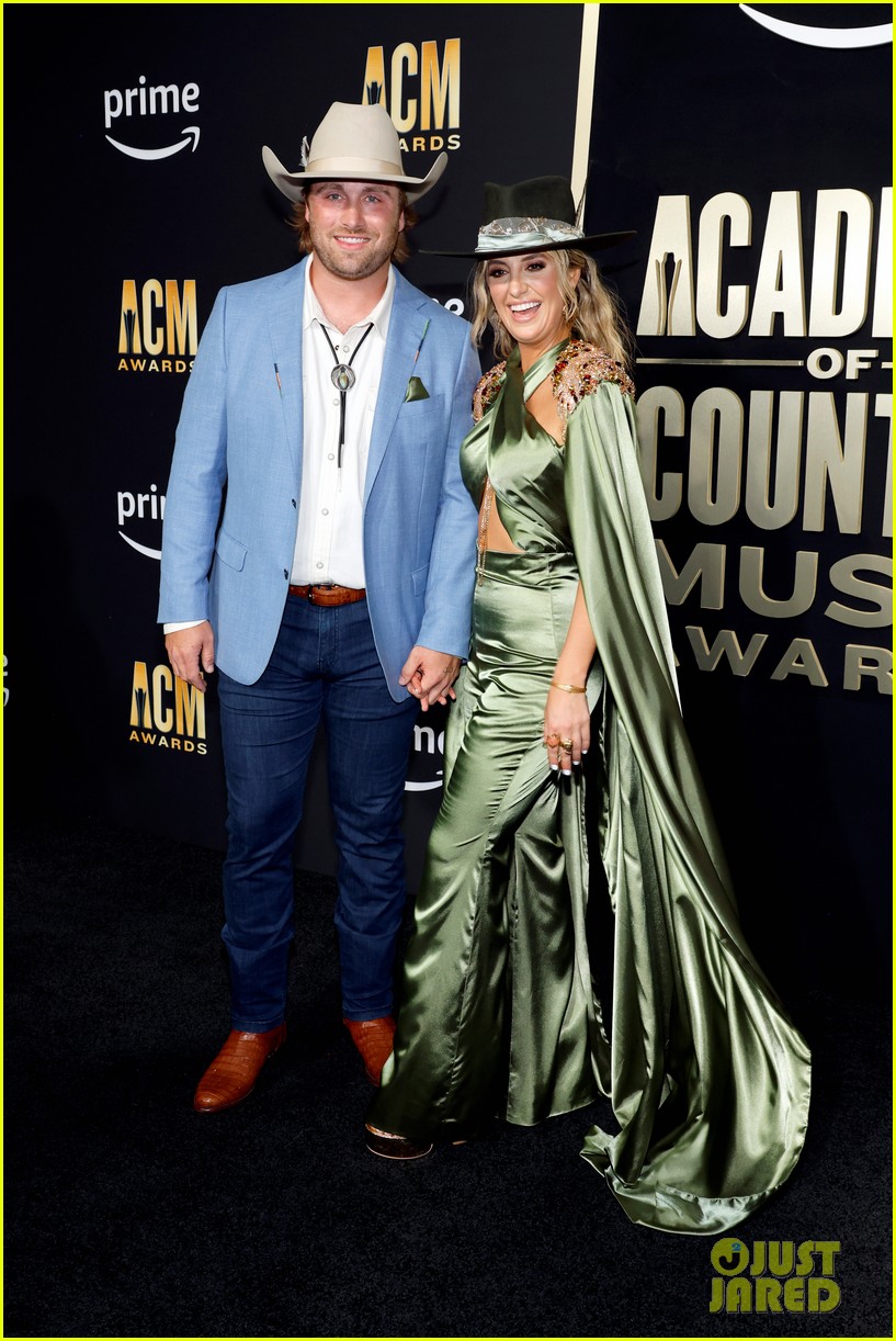 Who Is Lainey Wilson's Boyfriend? Meet Devlin Hodges & Find Out Why ...