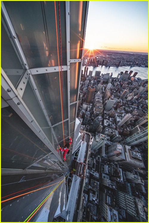 Jared Leto Climbs Empire State Building to Announce Thirty Seconds to ...