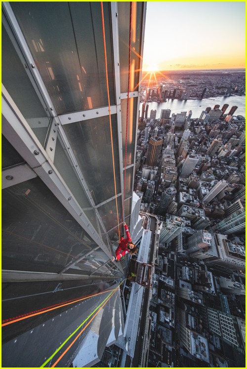 Jared Leto Climbs Empire State Building to Announce Thirty Seconds to ...