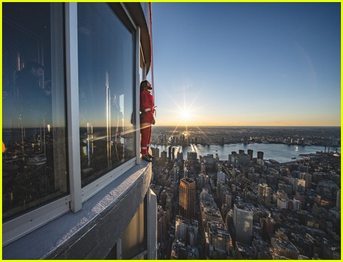 Jared Leto Climbs Empire State Building to Announce Thirty Seconds to ...