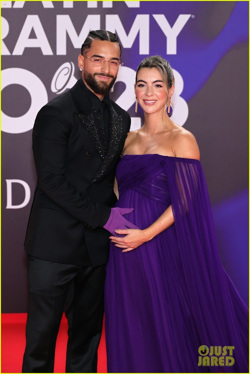 Maluma Kisses Girlfriend Susana Gomez's Pregnant Belly at Latin Grammy ...