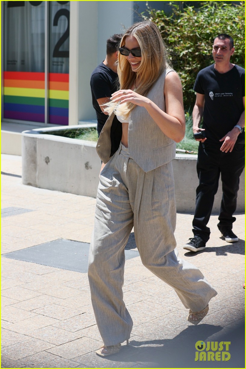 Margot Robbie & Husband Tom Ackerley Look So Cute Together in New ...