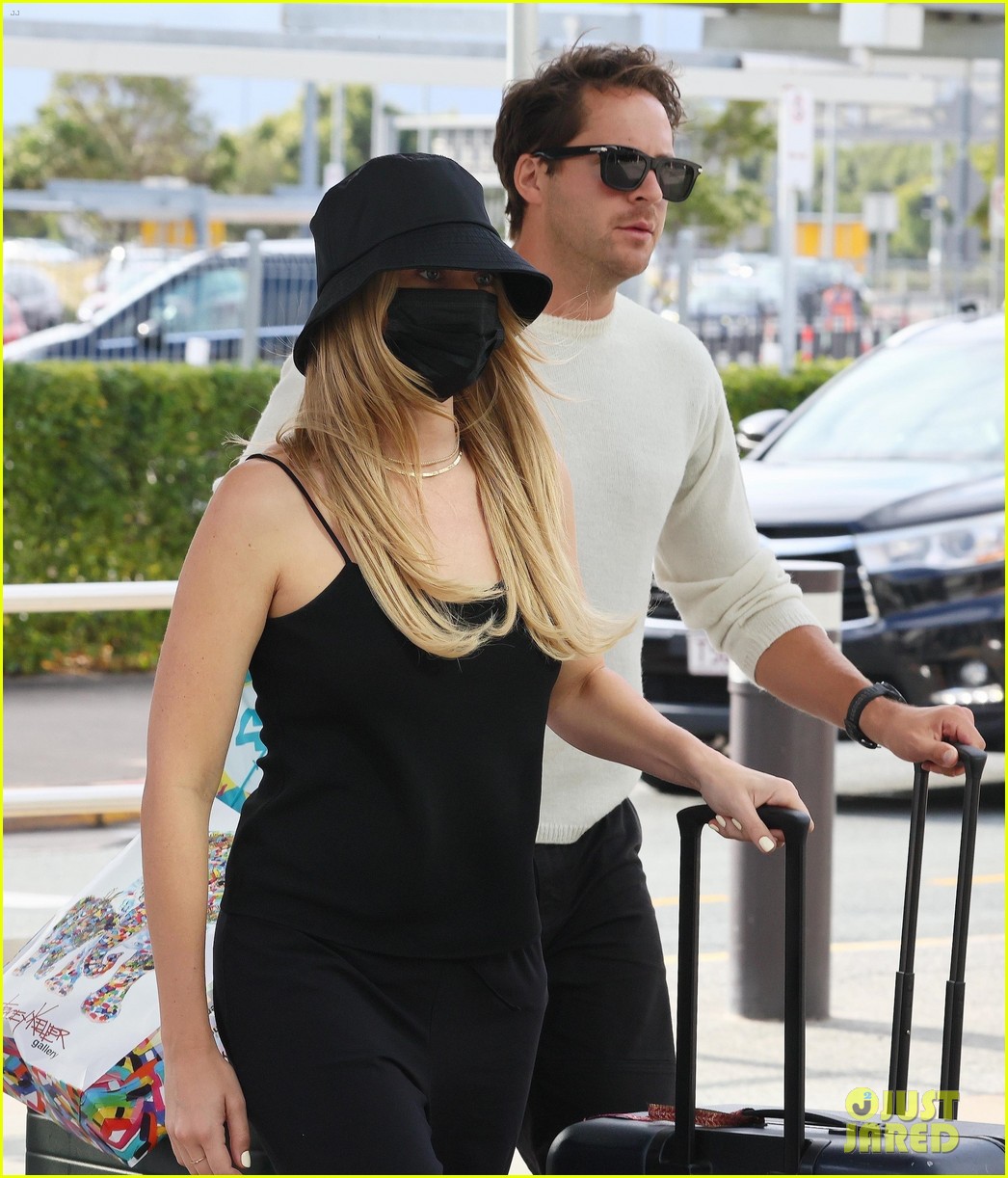 Margot Robbie & Husband Tom Ackerley Look So In Love While Catching a ...