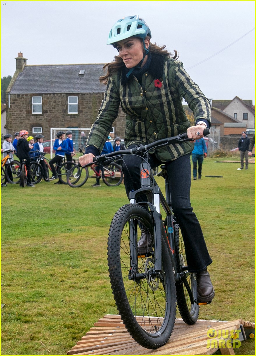 Kate Middleton Rides Bike in Scotland, Comforts Young Boy Who Fell Off ...