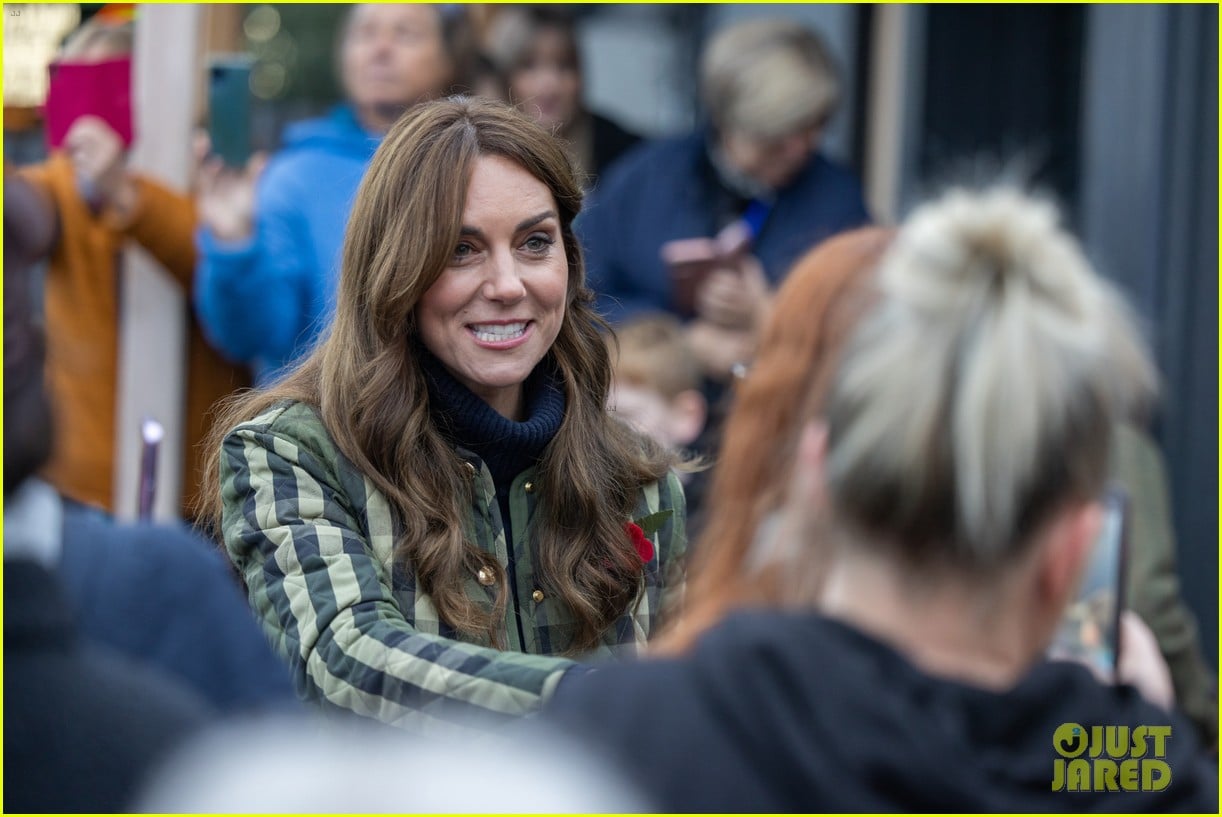 Kate Middleton Rides Bike in Scotland, Comforts Young Boy Who Fell Off ...