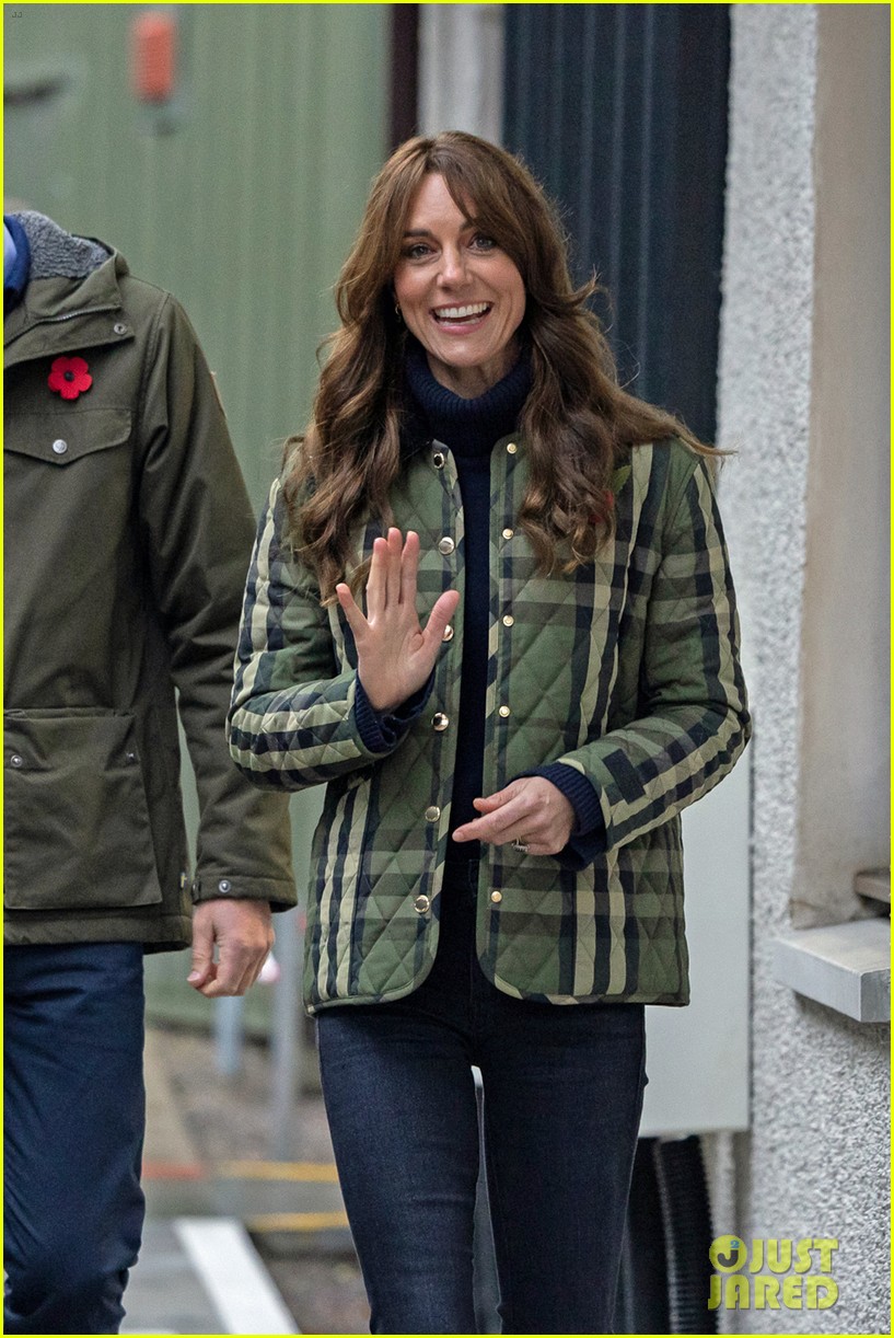 Kate Middleton Rides Bike in Scotland, Comforts Young Boy Who Fell Off ...